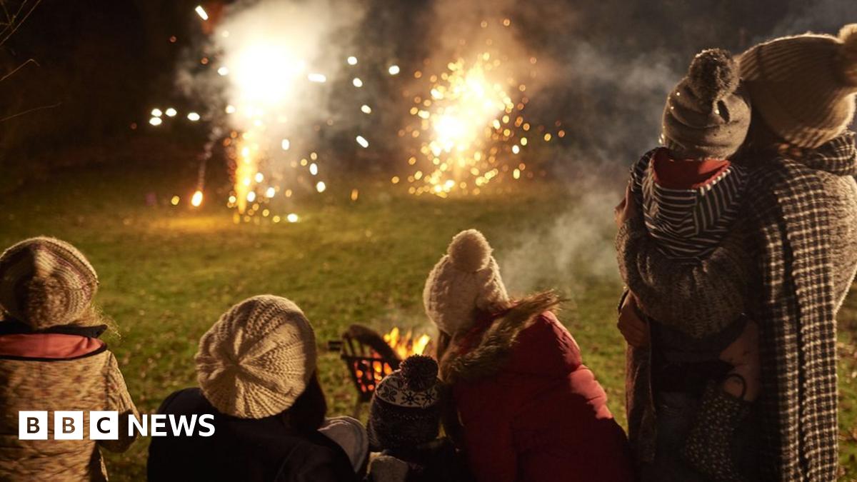 Bonfire Night: How to stay safe on Guy Fawkes Night - BBC News