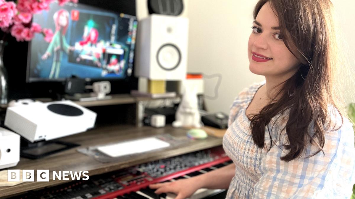 The songwriter beating men at their own videogame - BBC News