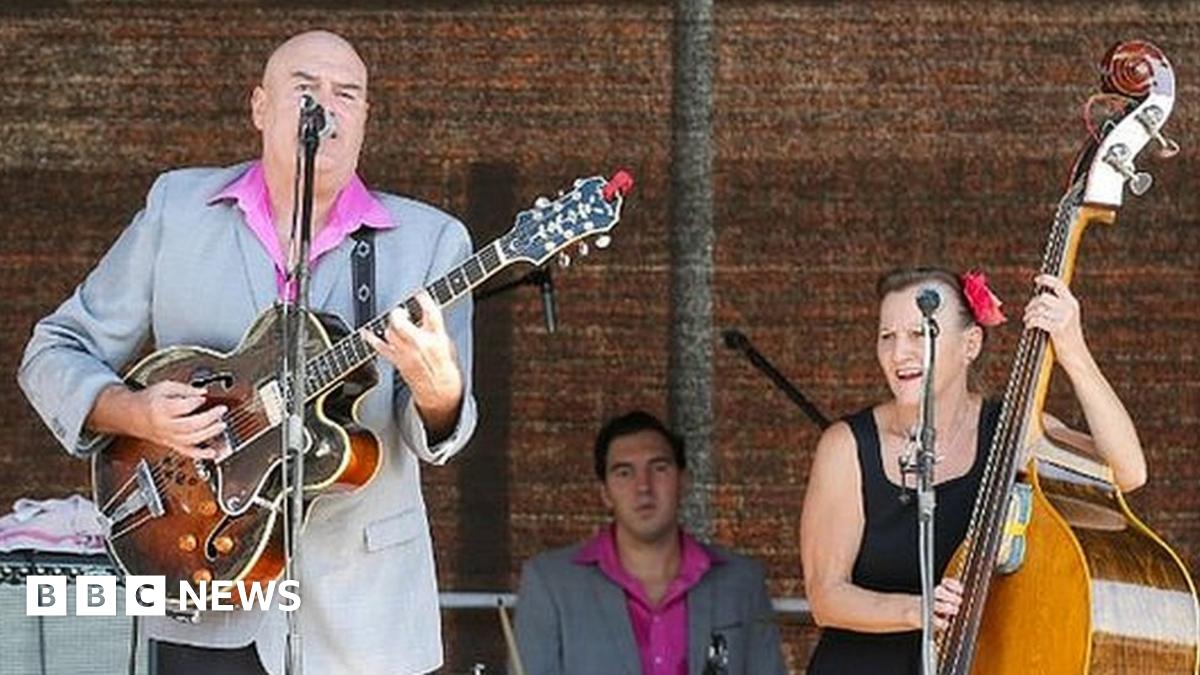 Gloucester Goes Retro to welcome thousands to city streets - BBC News