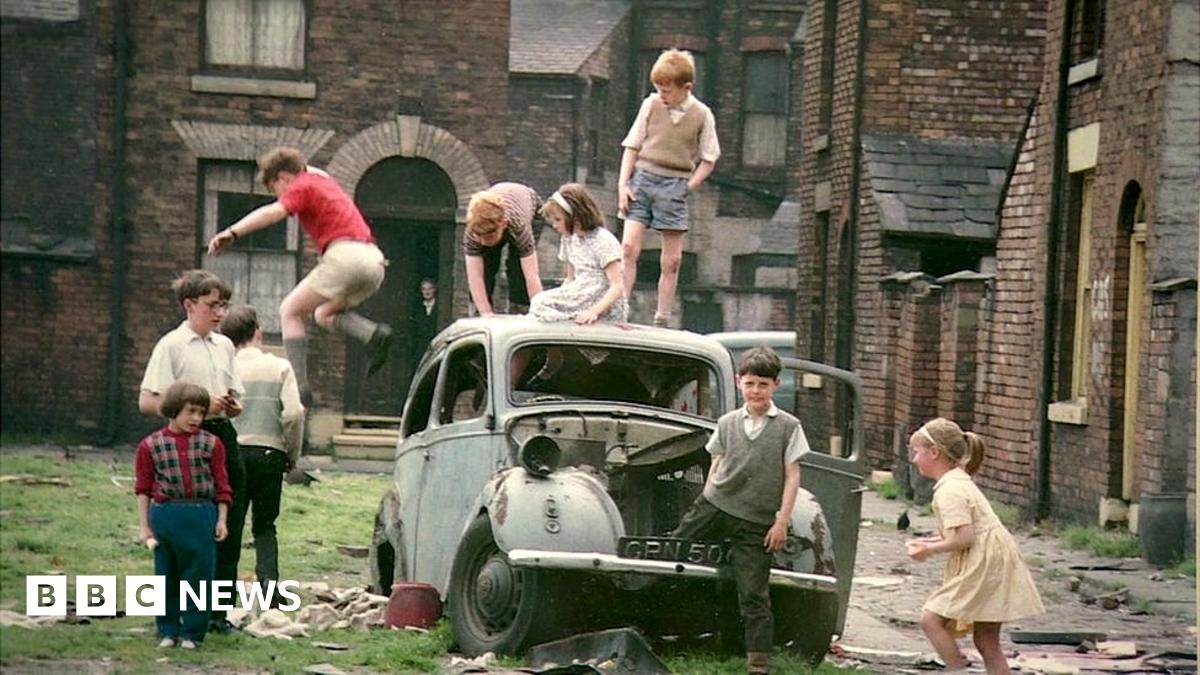 Photographs reveal forgotten Manchester and Salford slums - BBC News