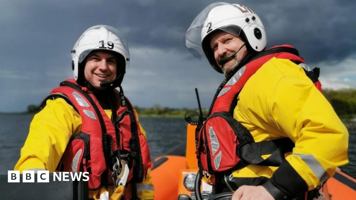 Lough Neagh: Toxic algae impeding search and rescue efforts - BBC News