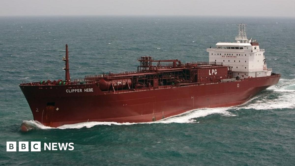 Migrant crisis: Hundreds rescued from boat off Crete - BBC News