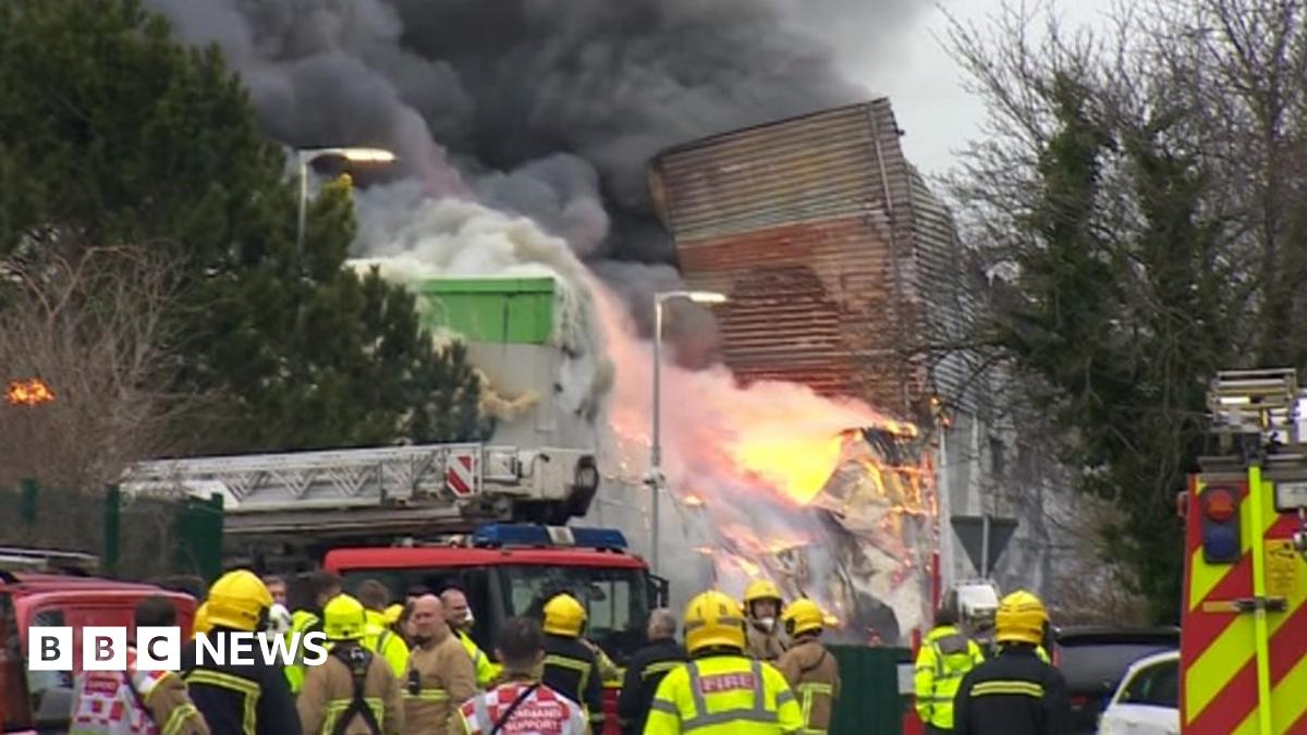 Andover Ocado warehouse fire: 'Staff turned off sprinklers' - BBC News