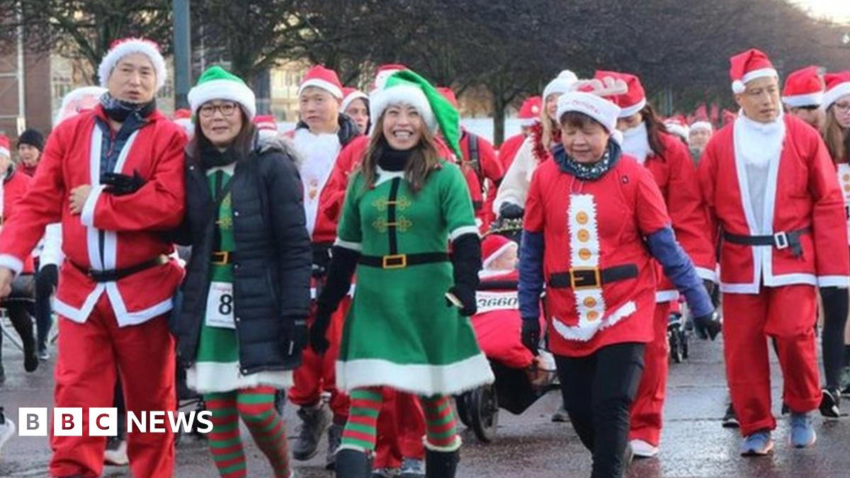 Thousands join the return of Glasgow's Santa Dash - BBC News