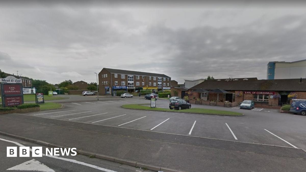 Murder charges over Slough pub fight death - BBC News