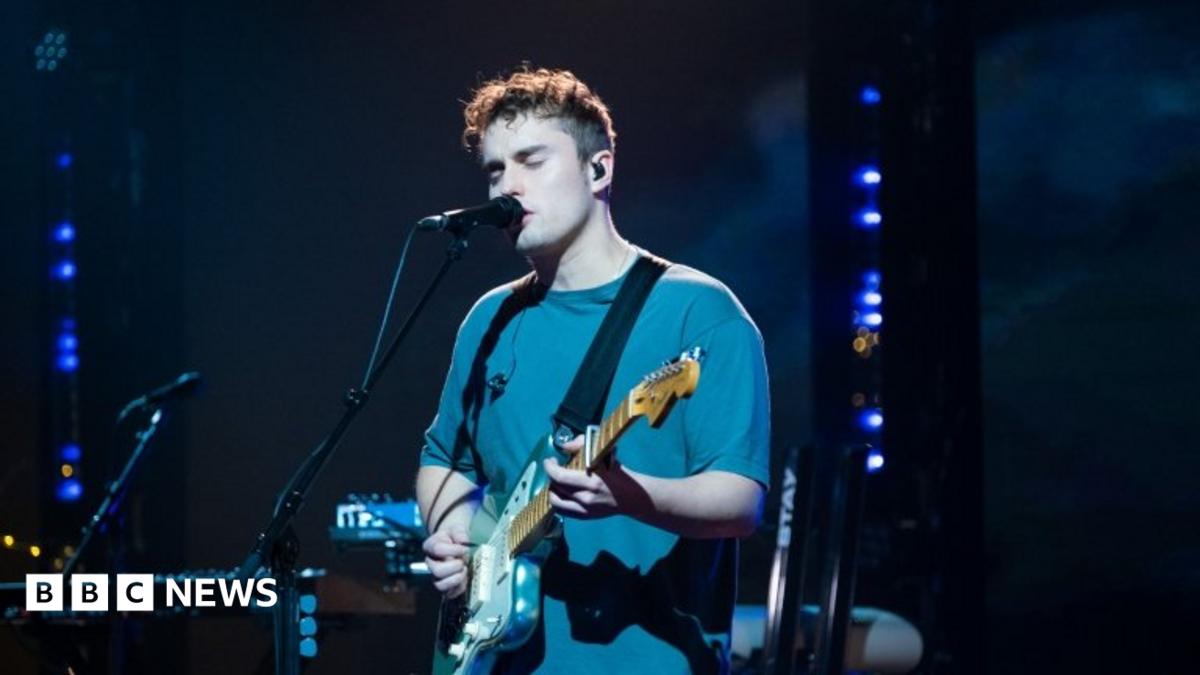 Sam Fender plays Newcastle gig for homeless charity - BBC News