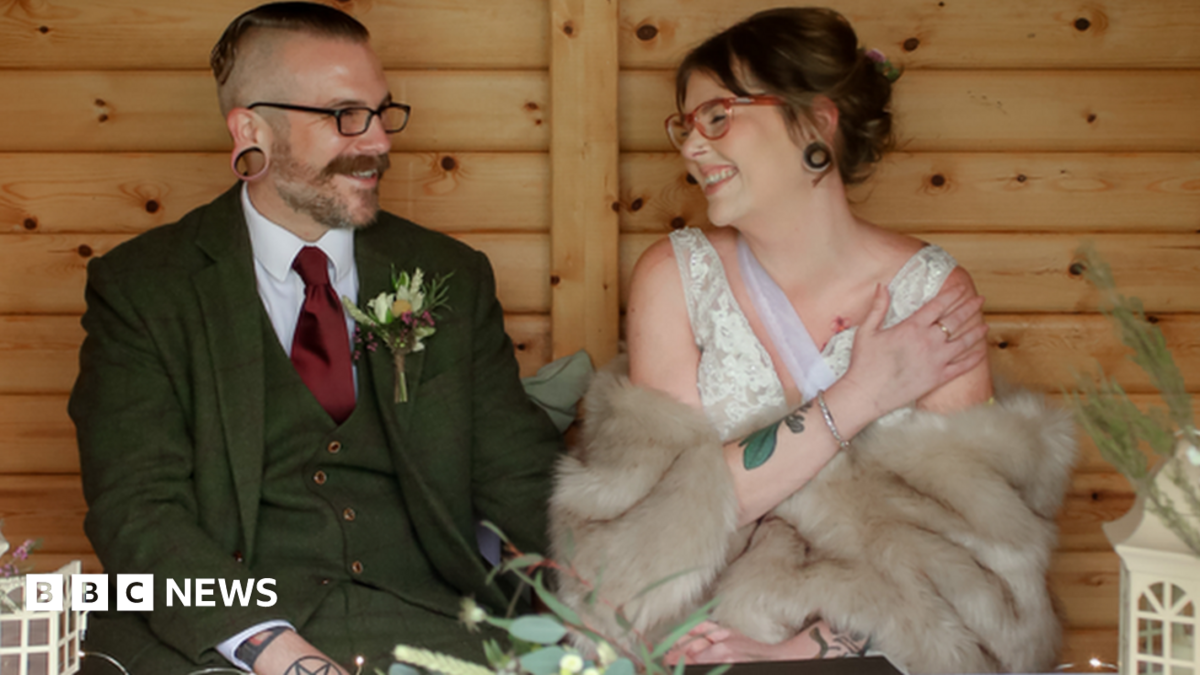 Derbyshire hospice gives cancer patient wedding to remember - BBC News