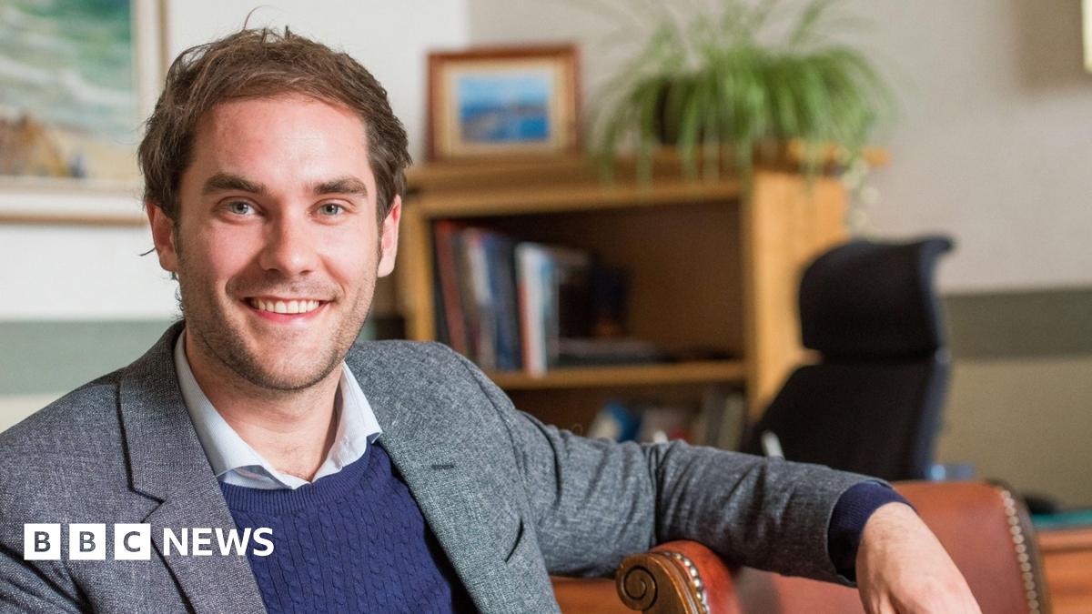 Edinburgh council leader Adam McVey to take adoption leave - BBC News