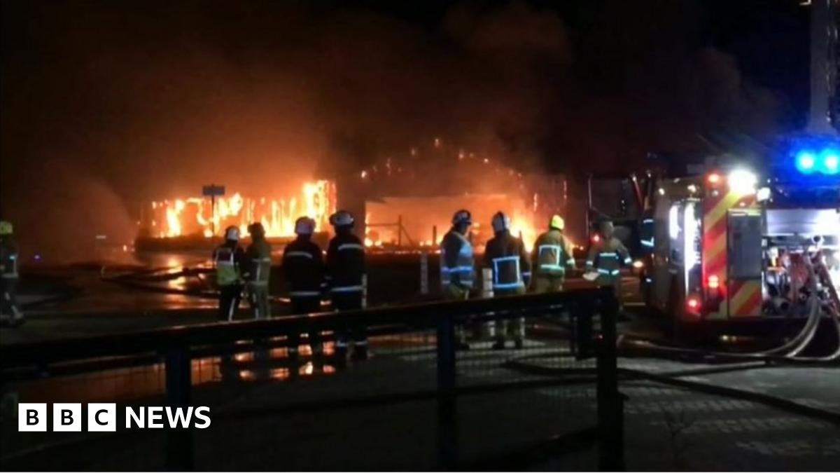 'Major damage' in Stokesley garden centre fire - BBC News