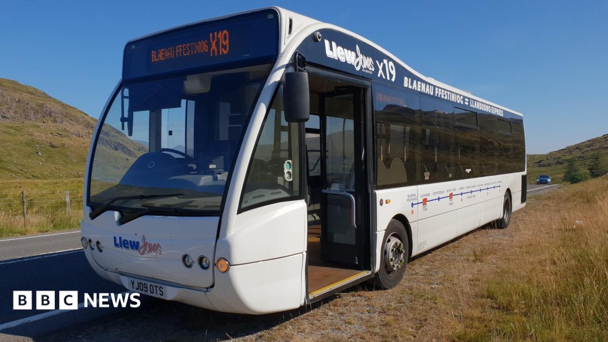'Vital' X19 Blaenau Ffestiniog bus service given lifeline - BBC News