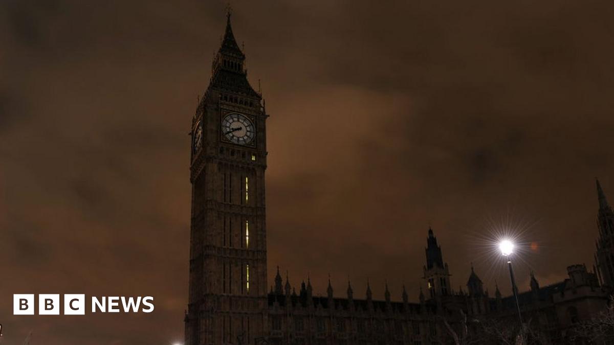 Earth Hour: London landmarks join worldwide lights switch-off - BBC News