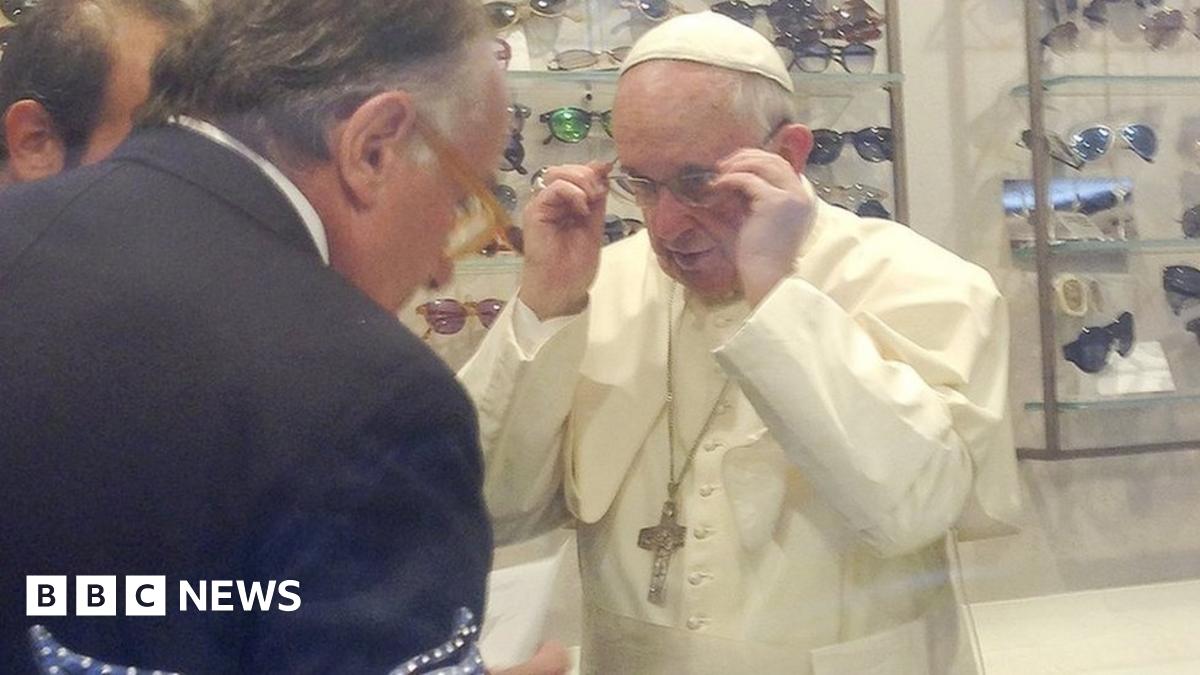 Pope Francis pops out of Vatican to buy new glasses - BBC News