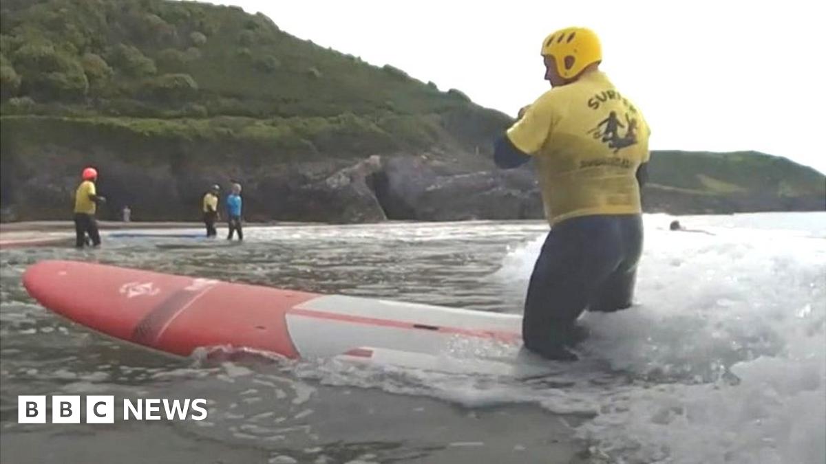 Surfing improves wellbeing of brain injury survivors - BBC News