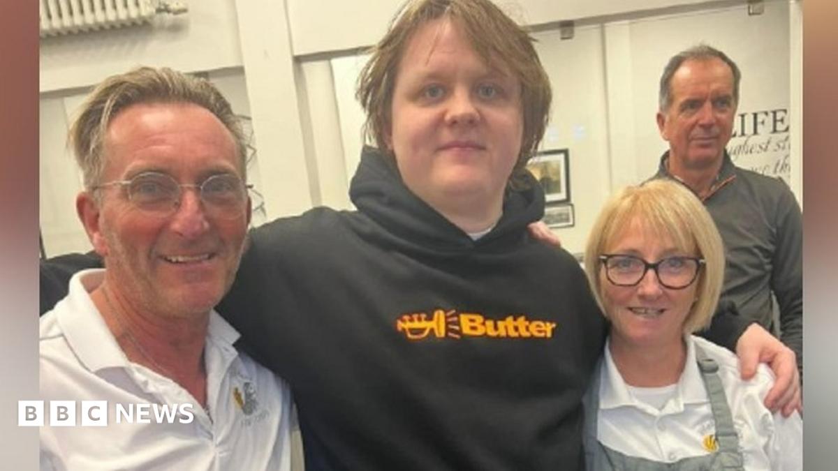 Lewis Capaldi surprises North Shields restaurant for chippy tea - BBC News