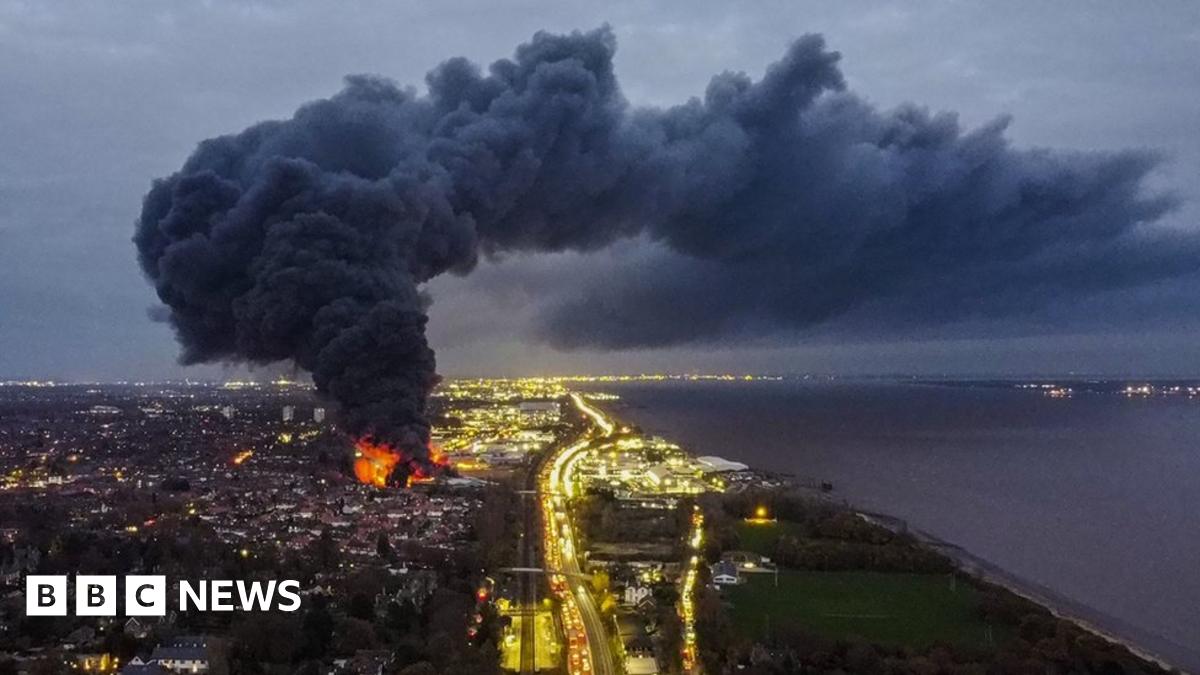 Fire breaks out sending large plumes of smoke across Hull - BBC News
