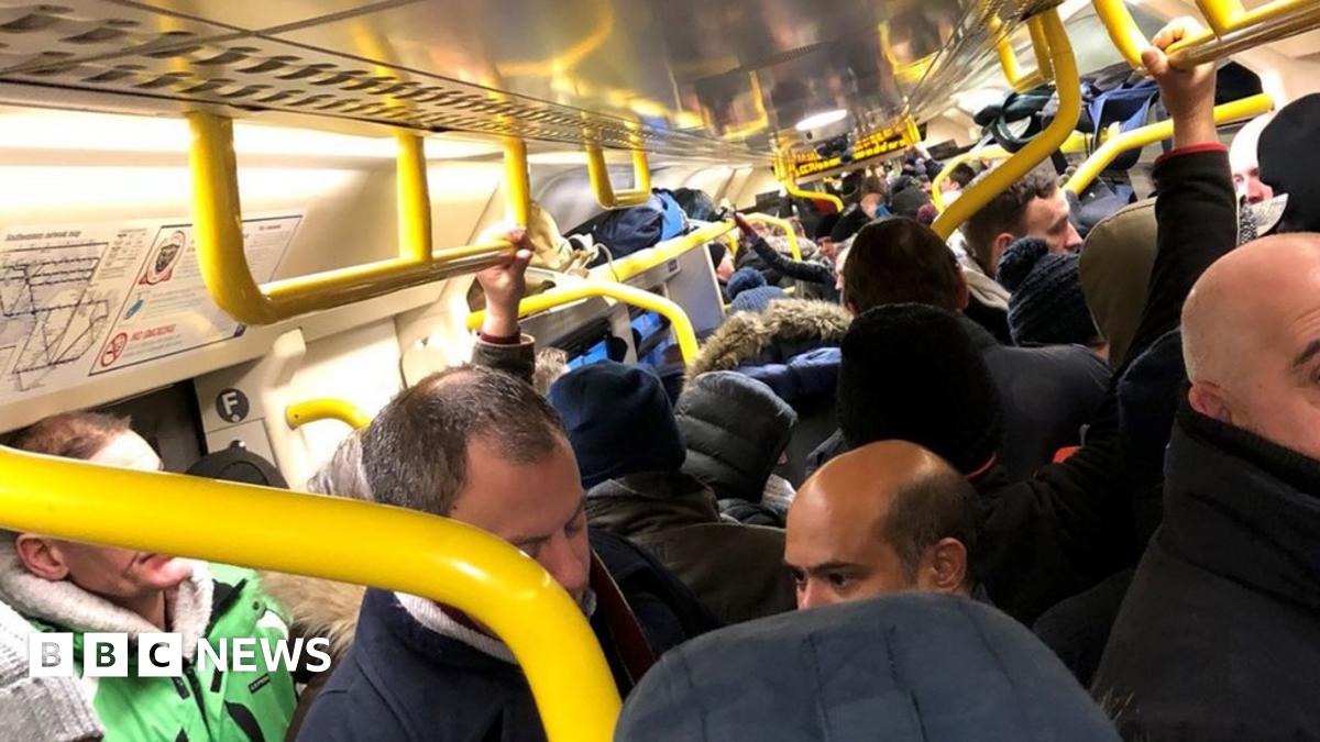 Southeastern rail commuters cramped as services cancelled - BBC News