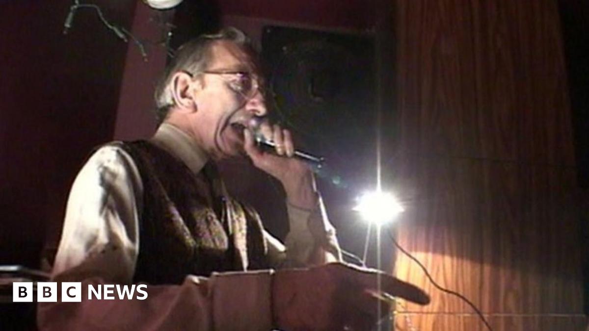 DJ Derek: Hundreds attend funeral in Bristol - BBC News