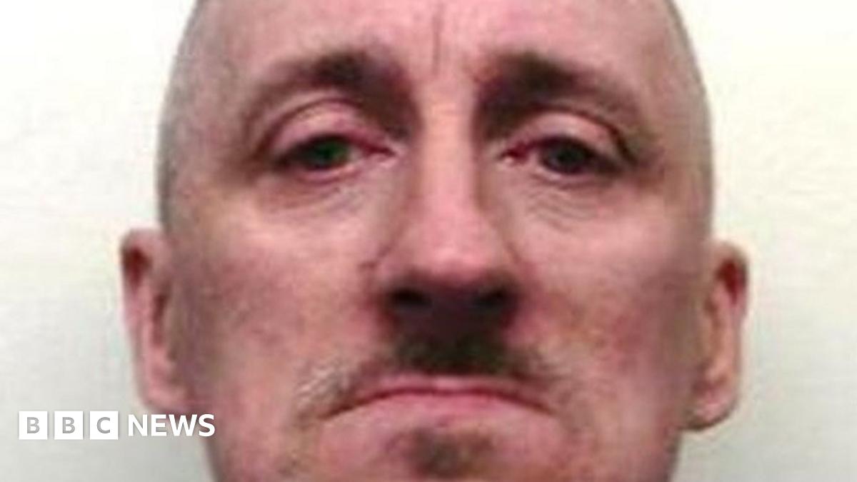 Police hunt on the run convicted killer Mark Ryder - BBC News
