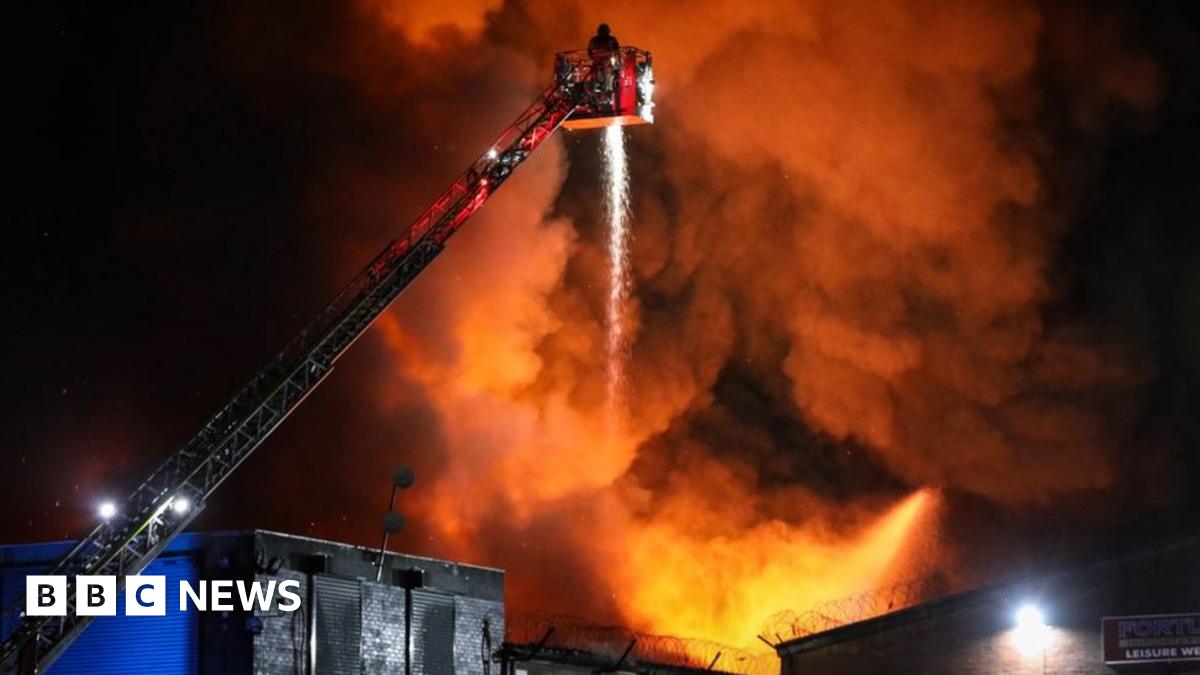 Cheetham Hill fire engulfs industrial building - BBC News