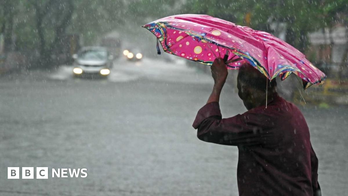 Cyclone Michaung: Heavy rains in southern India as storm makes landfall - BBC News