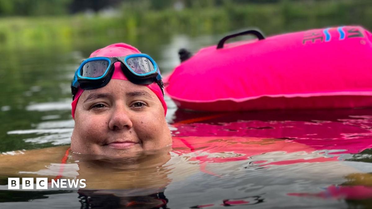 Godmanchester woman completes solo Channel swim using arms alone - BBC News