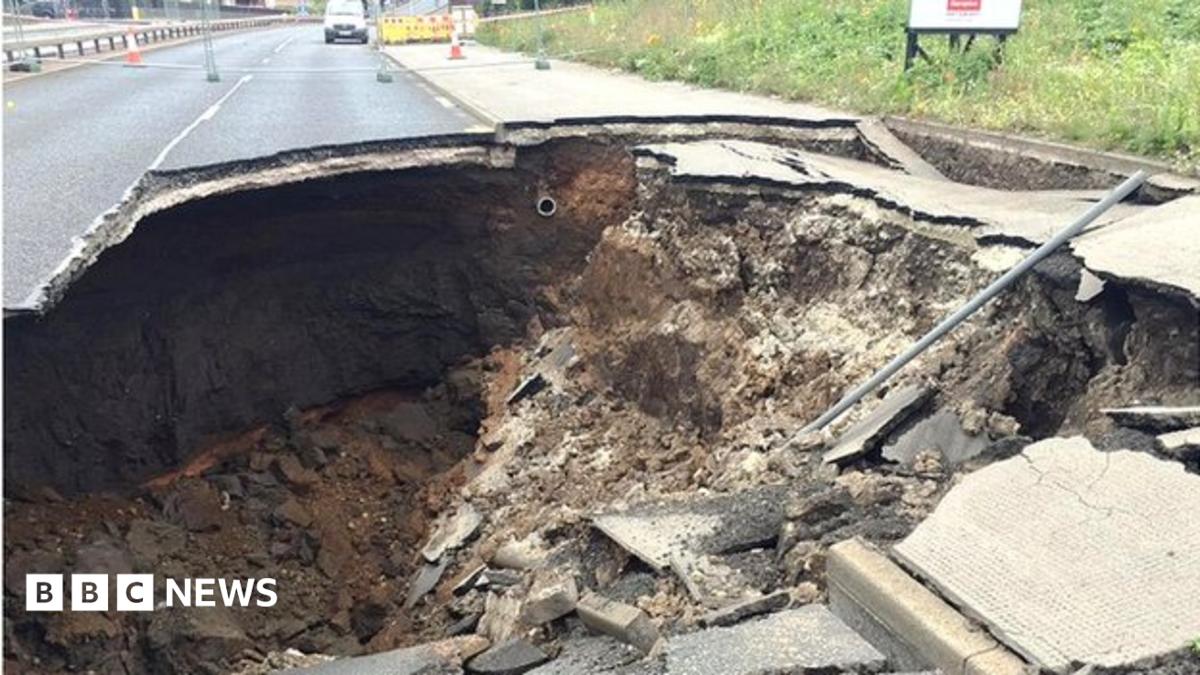 Manchester road collapse: Work begins to fill in huge hole - BBC News