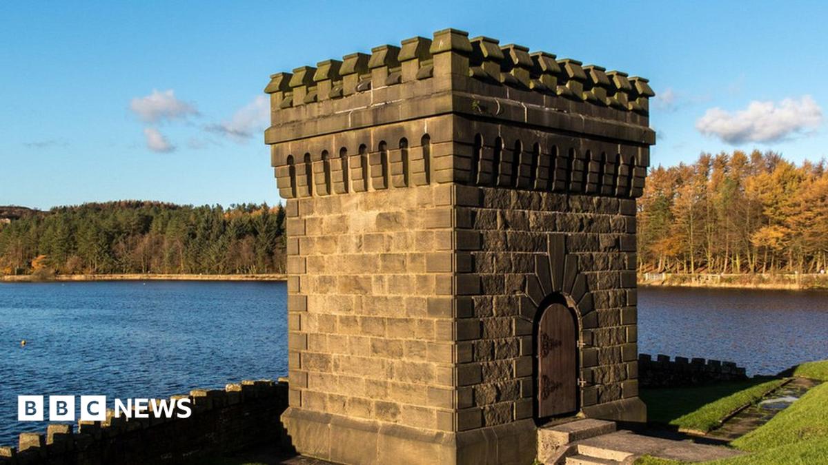 More than 150 at illegal rave at Entwistle Reservoir - BBC News