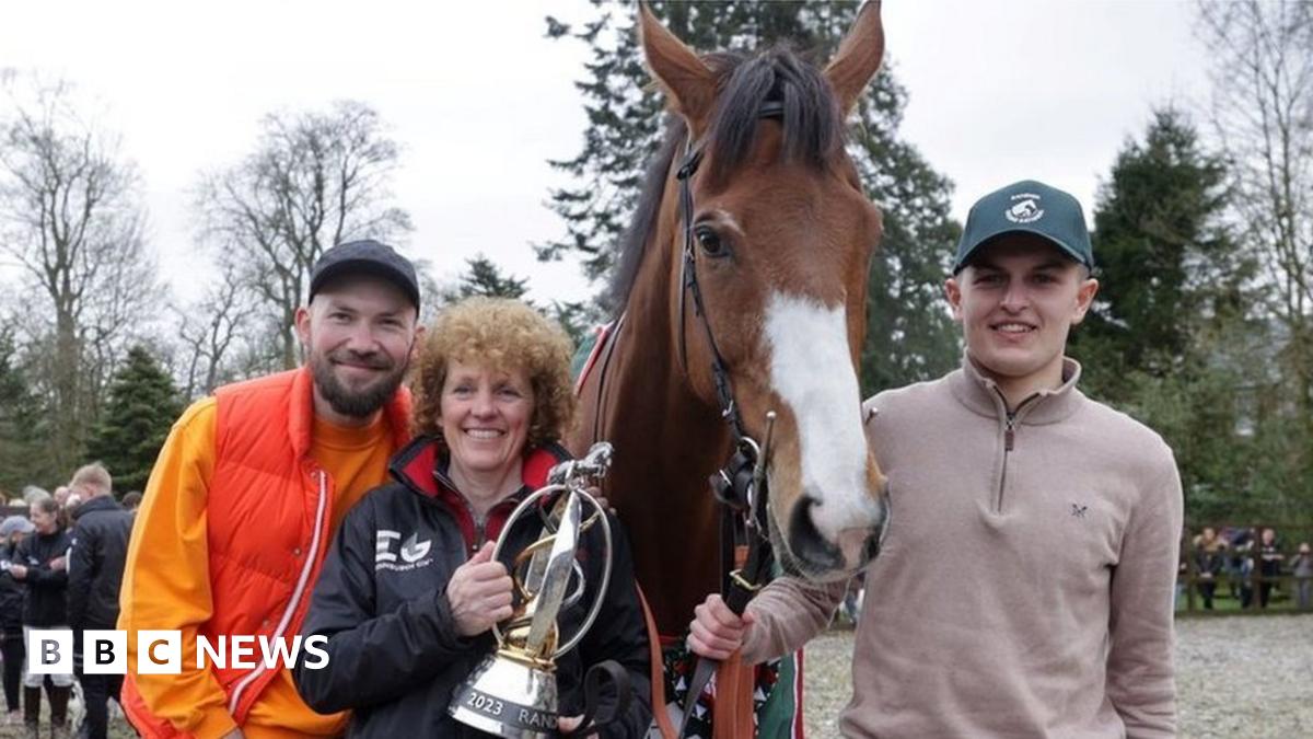 Triumphant homecoming for National winner Corach Rambler - BBC News