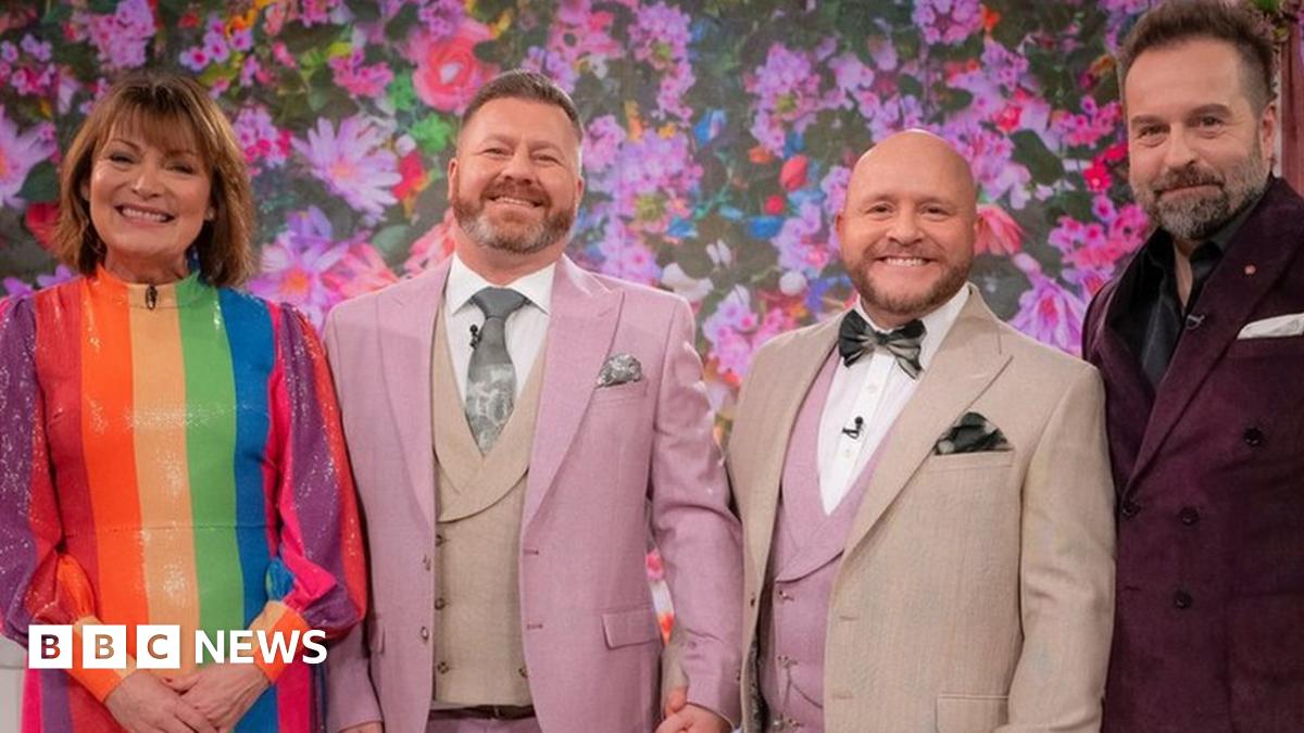 Lorraine Kelly: Gay Cardiff couple marry on ITV programme - BBC News