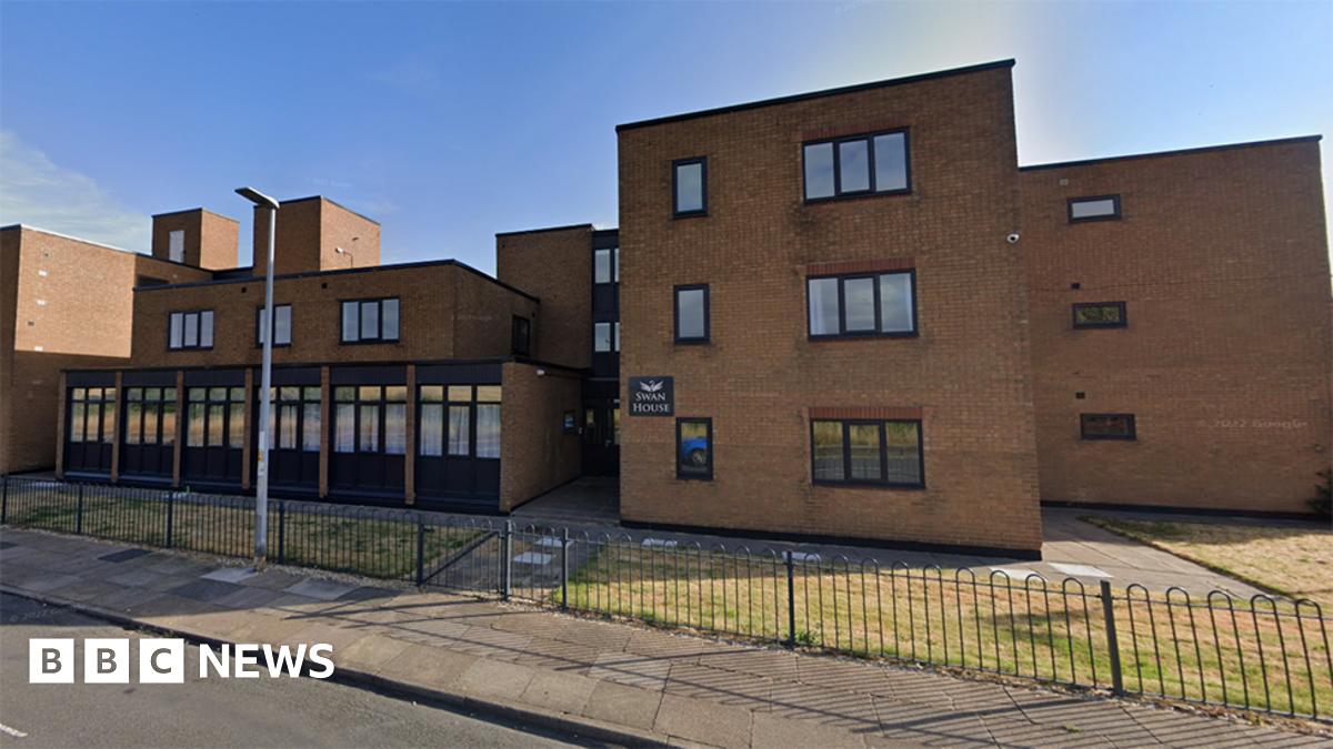 New homeless accommodation opens in Grimsby - BBC News