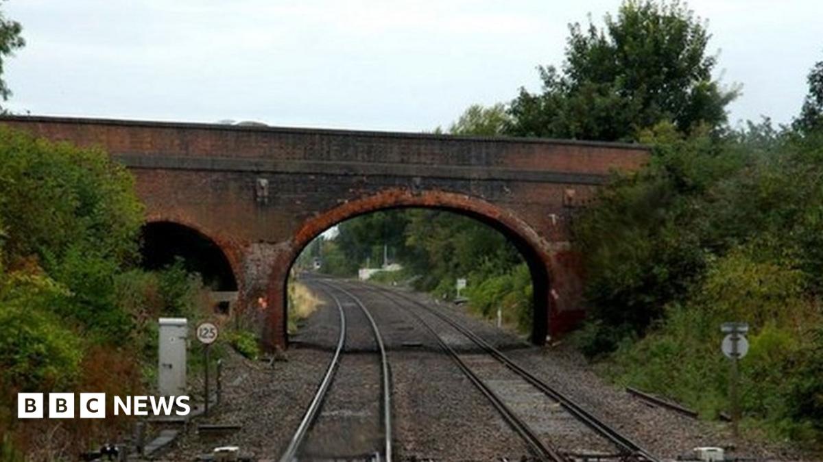 Steventon listed railway bridge saved from demolition - BBC News