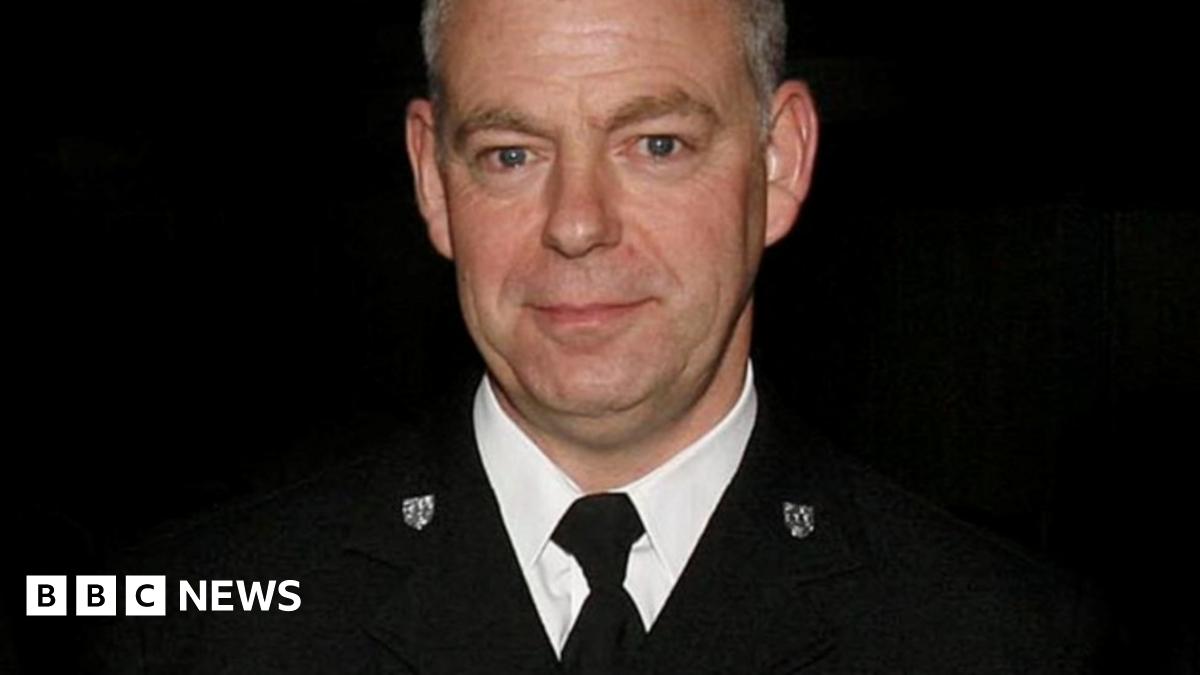 PC Ricky Gray remembered 15 years after shooting - BBC News