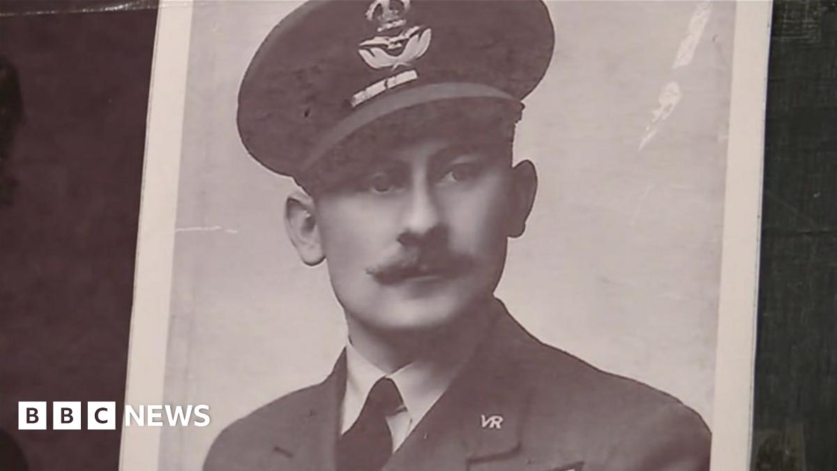 Great Escape veteran Jack Lyon dies, aged 101 - BBC News