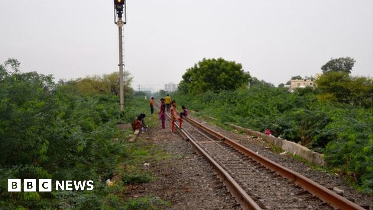 Paid to poo: Combating open defecation in India - BBC News