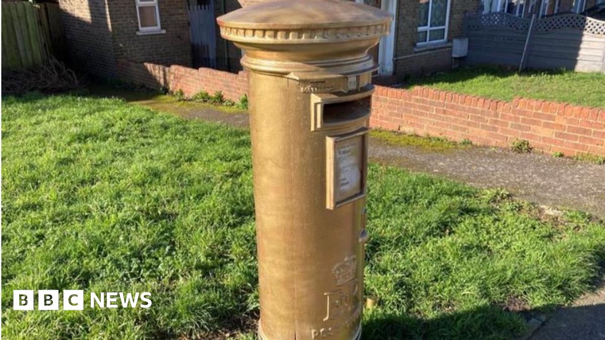 Kent Police investigate after Dartford postboxes painted gold - BBC News