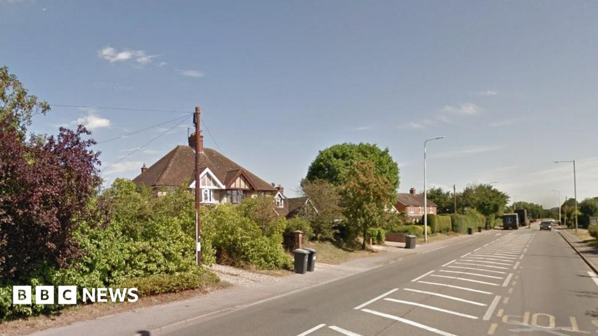 Four men pose as police to burgle house in Thatcham - BBC News