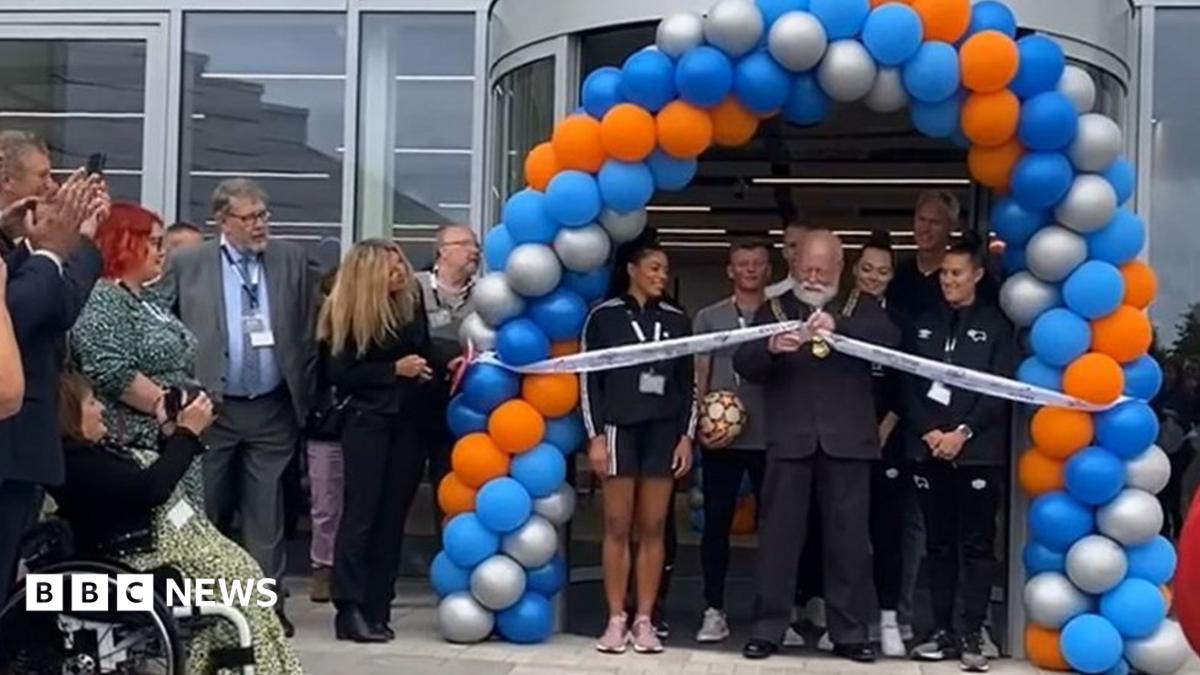 Derby's new Moorways sport facility impresses athletes - BBC News