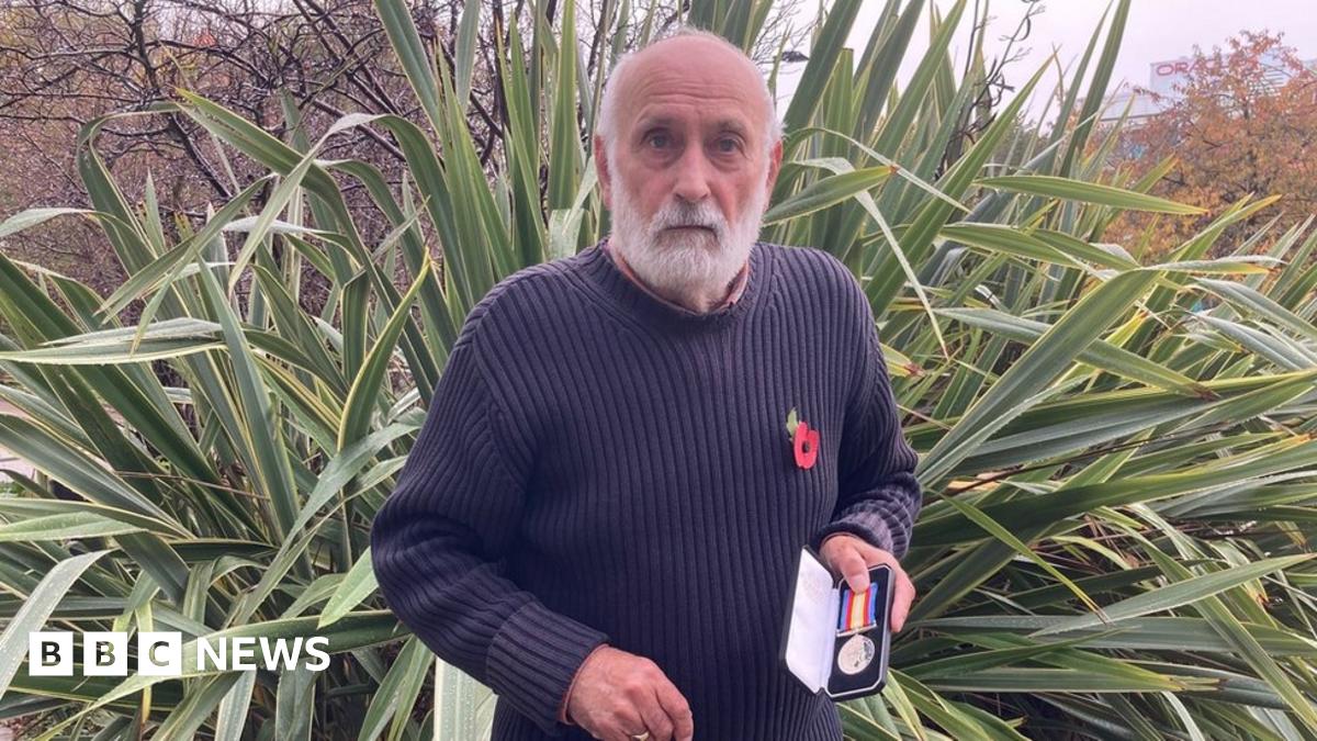 RAF Christmas Island veteran, 85, receives nuclear testing medal - BBC News