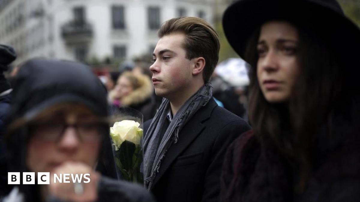 Paris attacks: France state of emergency to be extended - PM Valls ...