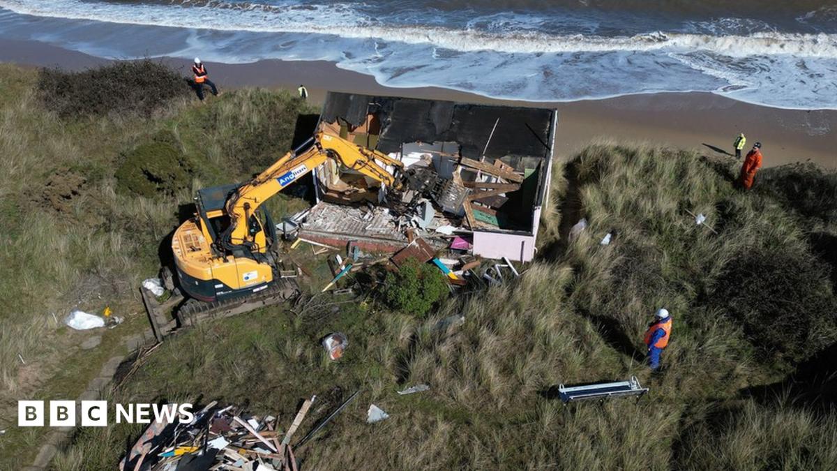 Hemsby: Work to demolish at-risk cliff-top homes starts - BBC News