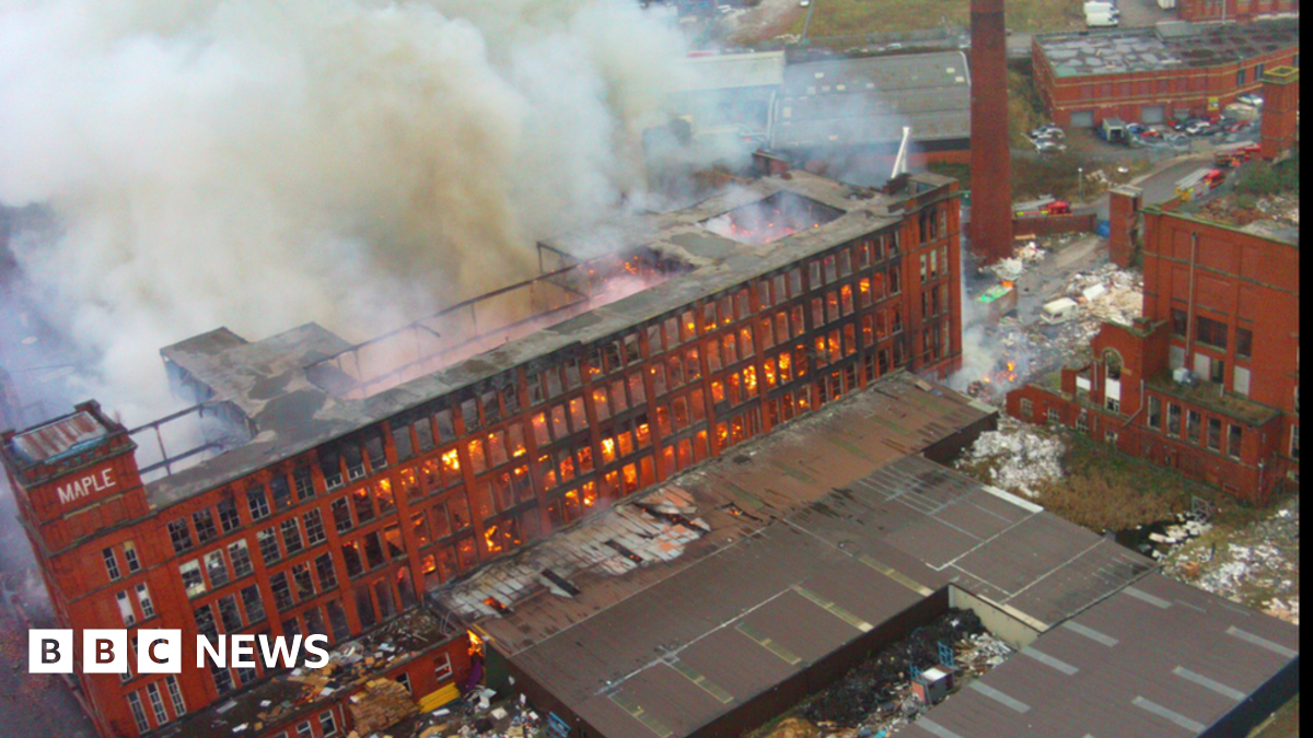 Demolition begins at fire-hit Oldham mill - BBC News