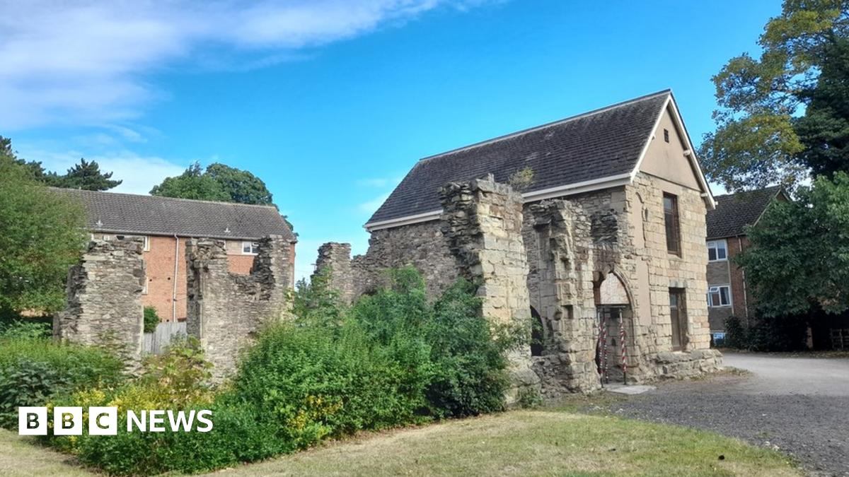 Medieval rectory in Loughborough added to at risk register - BBC News