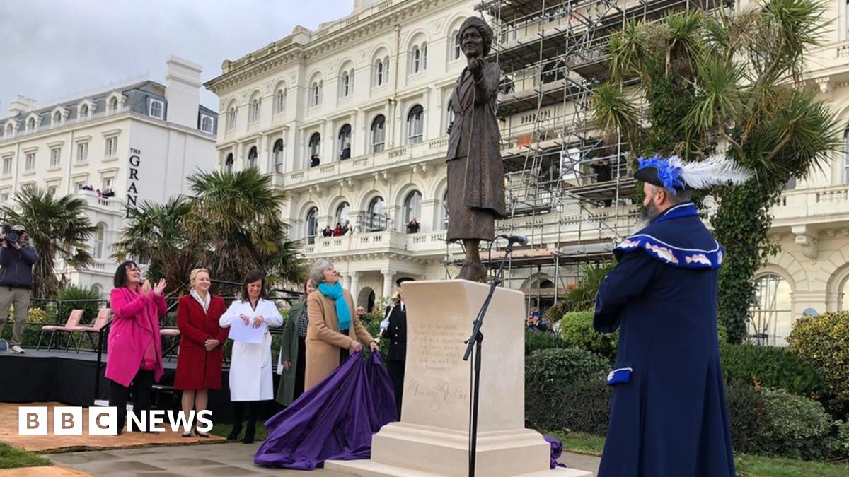 Nancy Astor: Theresa May unveils statue for pioneering female MP - BBC News