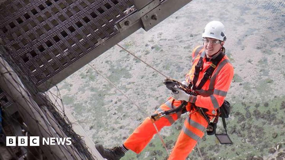 Orwell Bridge photographed during abseiling survey - BBC News
