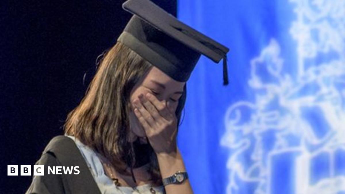 Marriage proposal at Southampton University graduation ceremony - BBC News