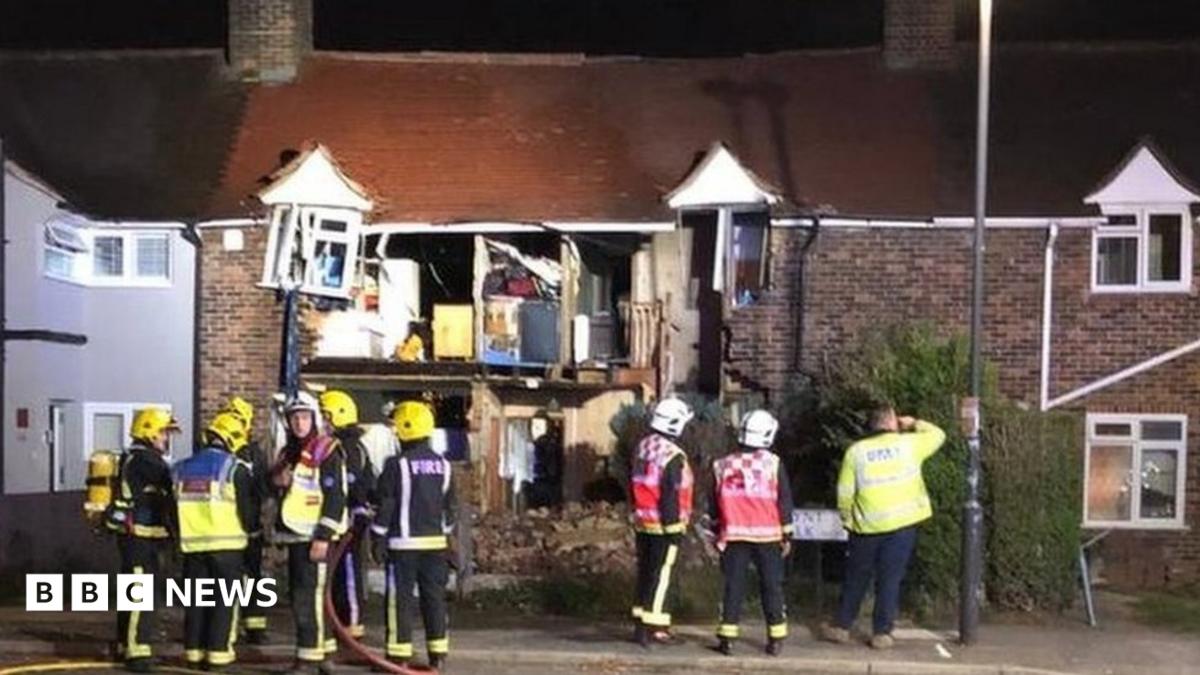 Wimbledon gas explosion: Two hurt as front of house blown off - BBC News