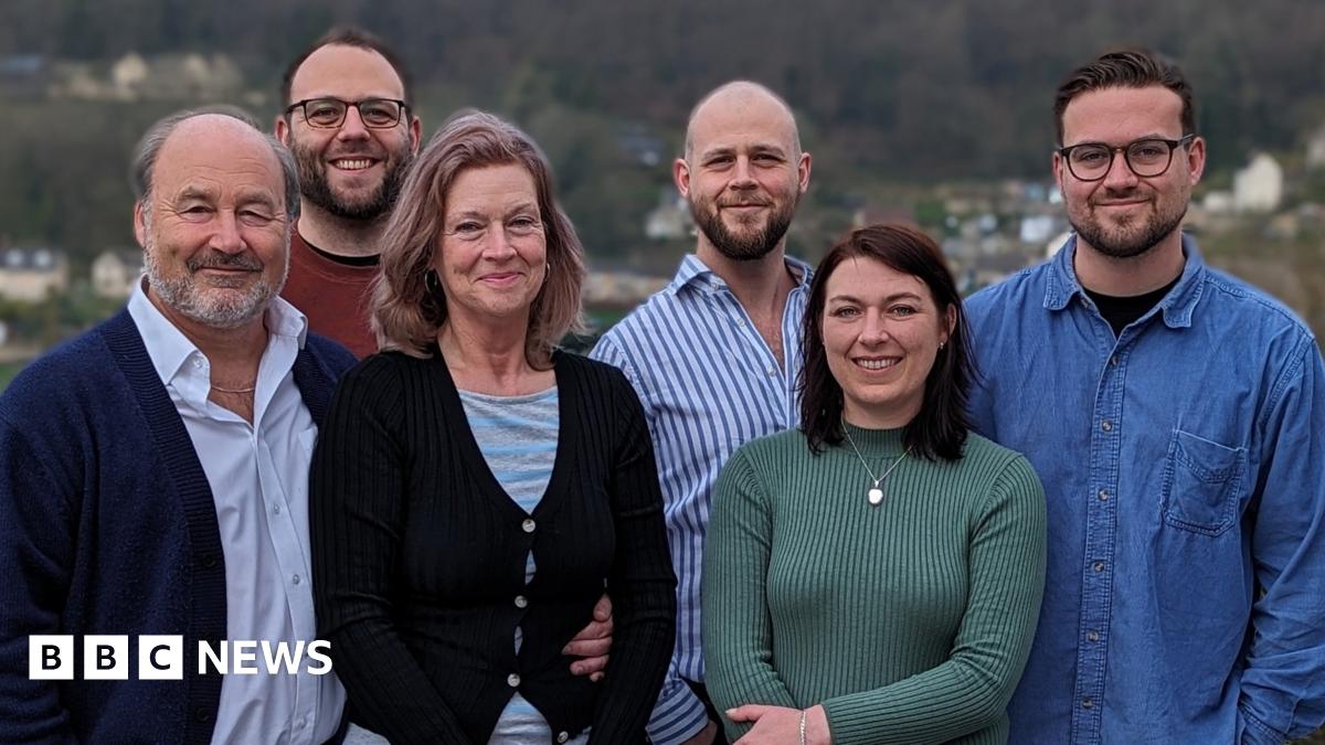 Stroud family of six artists to exhibit work together - BBC News