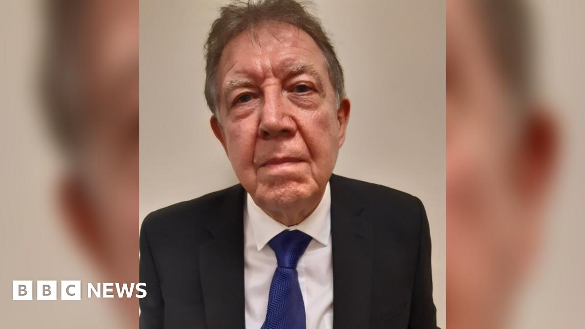 Former Oldham primary school teacher jailed for sexual abuse - BBC News