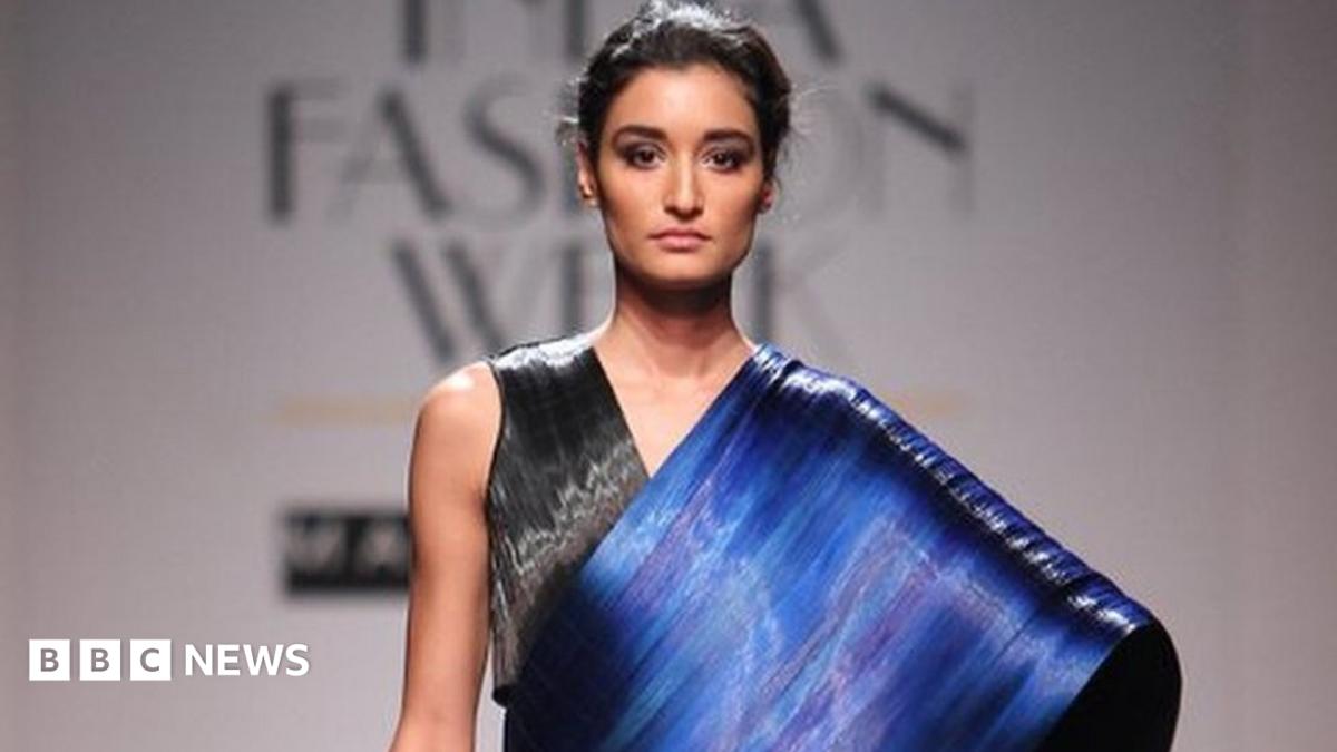 Artisans on the ramp at India Fashion Week - BBC News