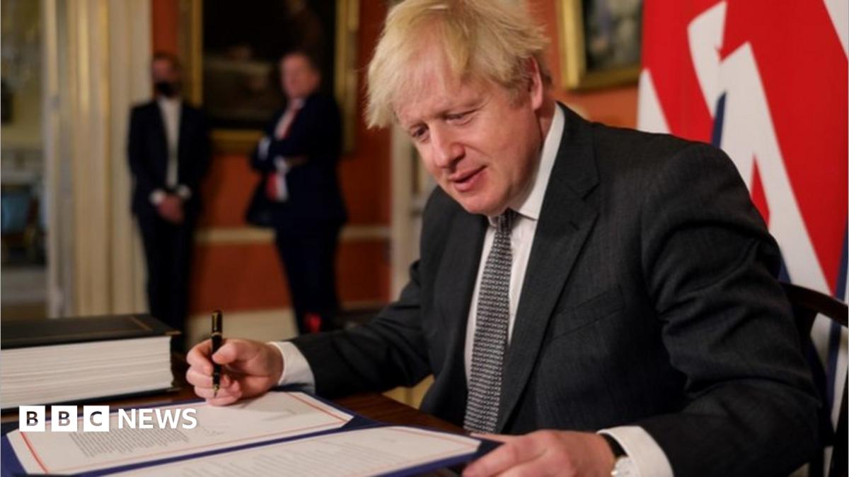 Brexit: MPs overwhelmingly back post-Brexit deal with EU - BBC News